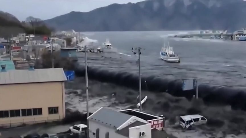 日本海啸爆发冲击岸边房屋,不敢相信海啸爆发如此激烈