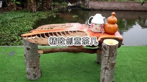 小伙把自家院子里的树给砍了,为了还老王家的5000块钱