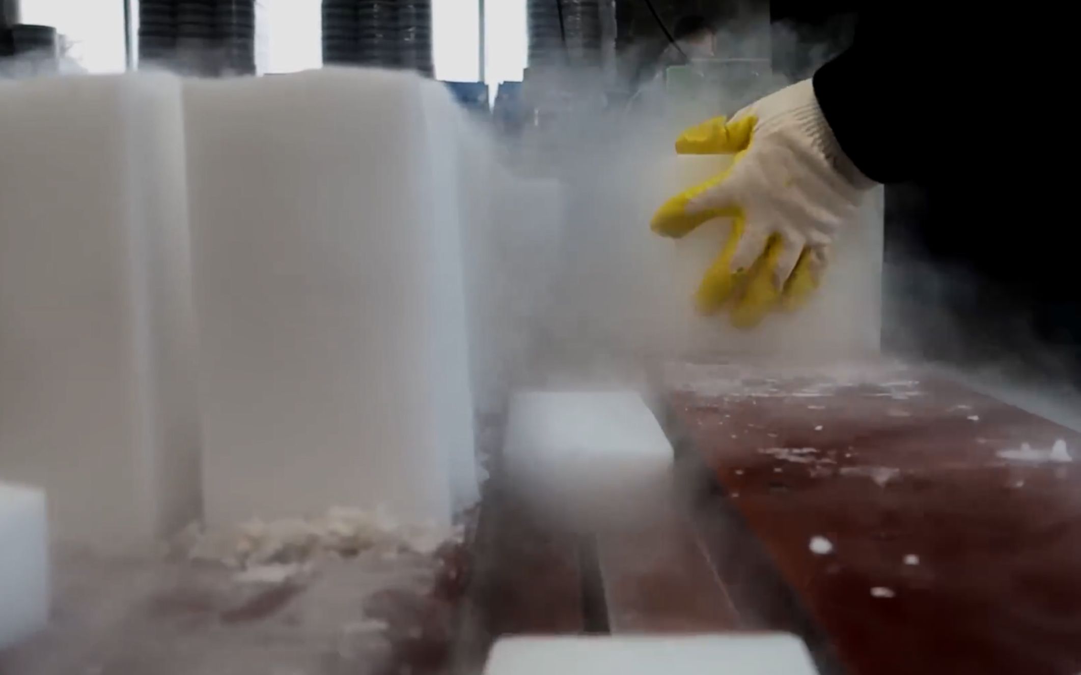 干冰生产过程,看工人是如何生产出来的,过程无比震撼