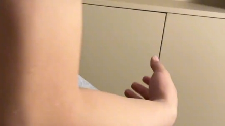 顺丰快递小哥肘揉腿部肌肉腿部抓揉拍法掌揉腿部舒缓放松可从腿部由...