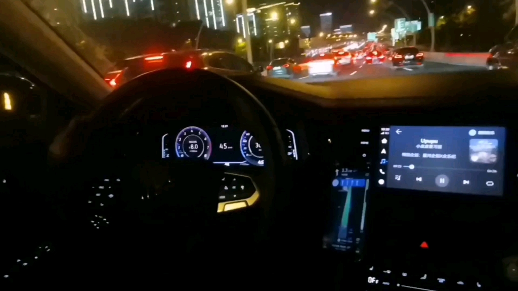 帕萨特精英开启仪表盘和中控屏隐藏氛围灯