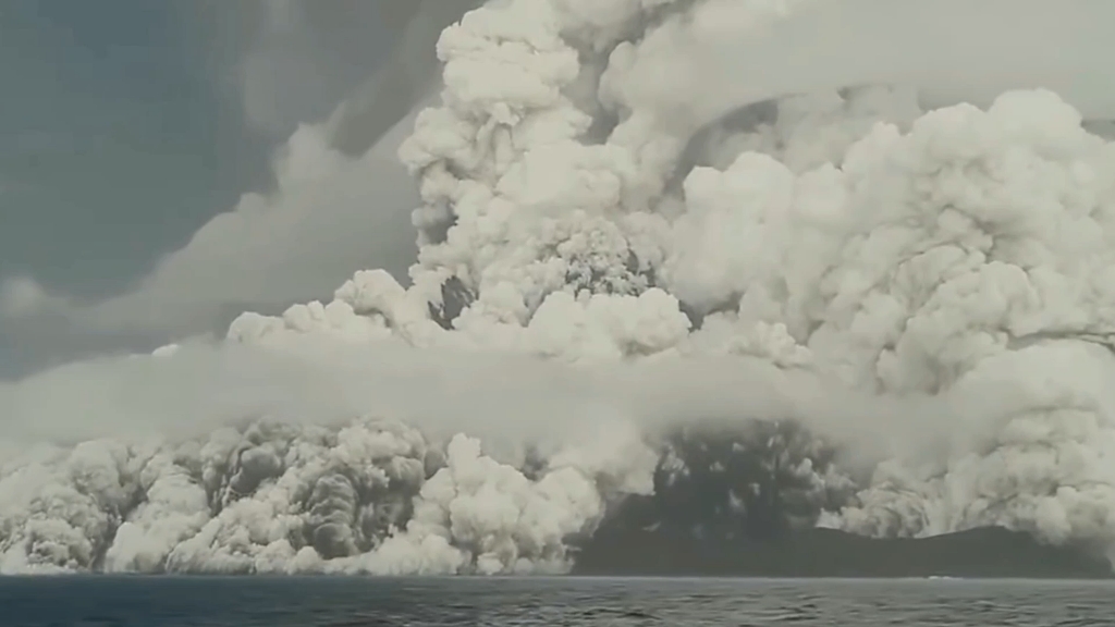汤加火山爆发实拍,人类在大自然面前真的什么都不是!2022年洪加汤加...