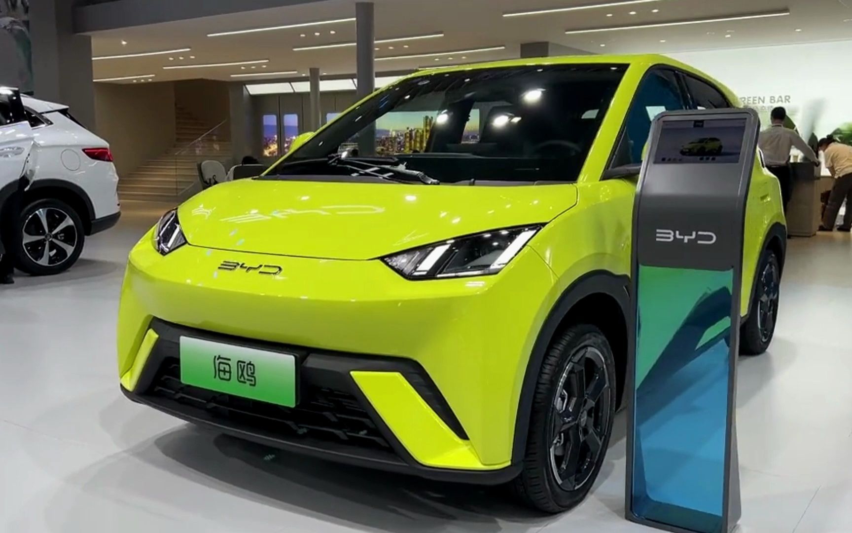 纯电续航305km,配置丰富+时尚外观,2023款比亚迪海鸥车型介绍