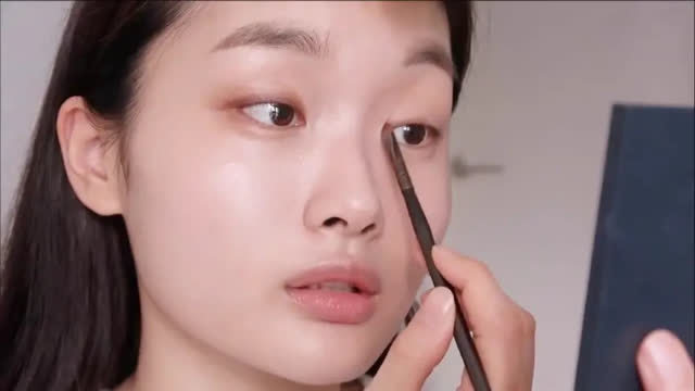 细讲眼影的涂法,画漂亮的眼妆仅需要1分钟就好
