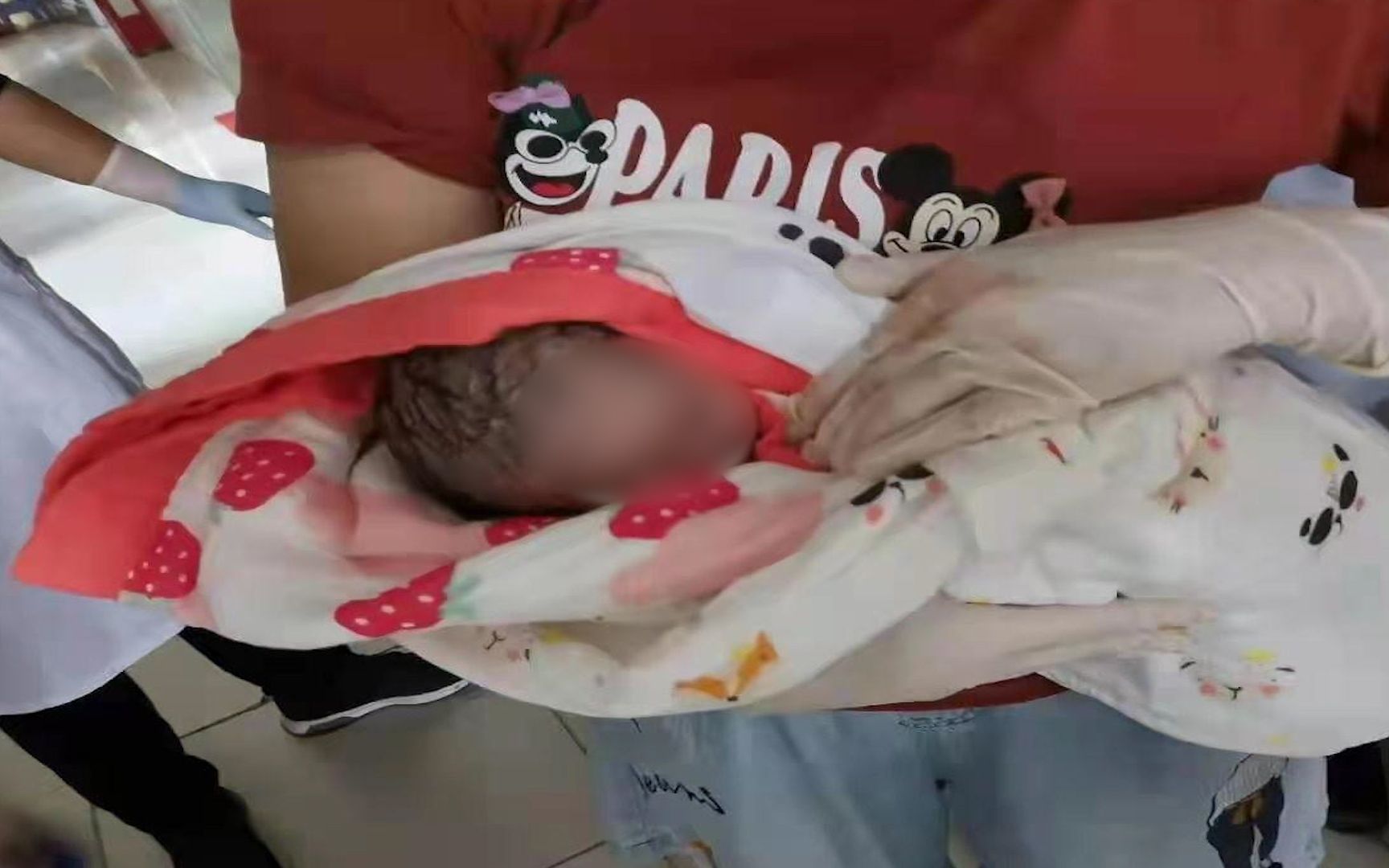 孕妇如厕时将婴儿产入马桶中 邻居护士马桶中捞出孩子急救