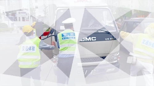 你们合力帮忙推车的样子真暖