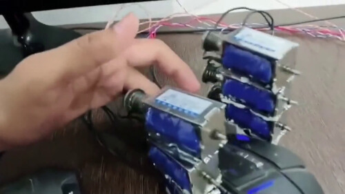 第一次碰到这样的鼠标,能够带来游戏里的反馈,但就是略微有些笨拙!