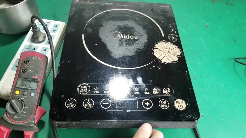 电磁炉通电不加热 美的电磁炉的通病 师傅教你换一个件就修好