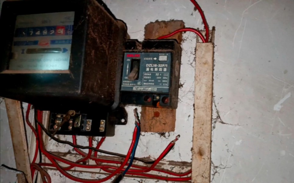 安装漏电开关,没卡槽固定怎么办?这样可以吗?