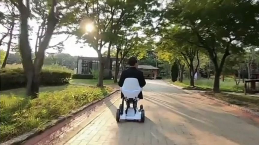 邦邦电动轮椅代步车老人开着遛弯别人再也不当残疾人了满是羡慕