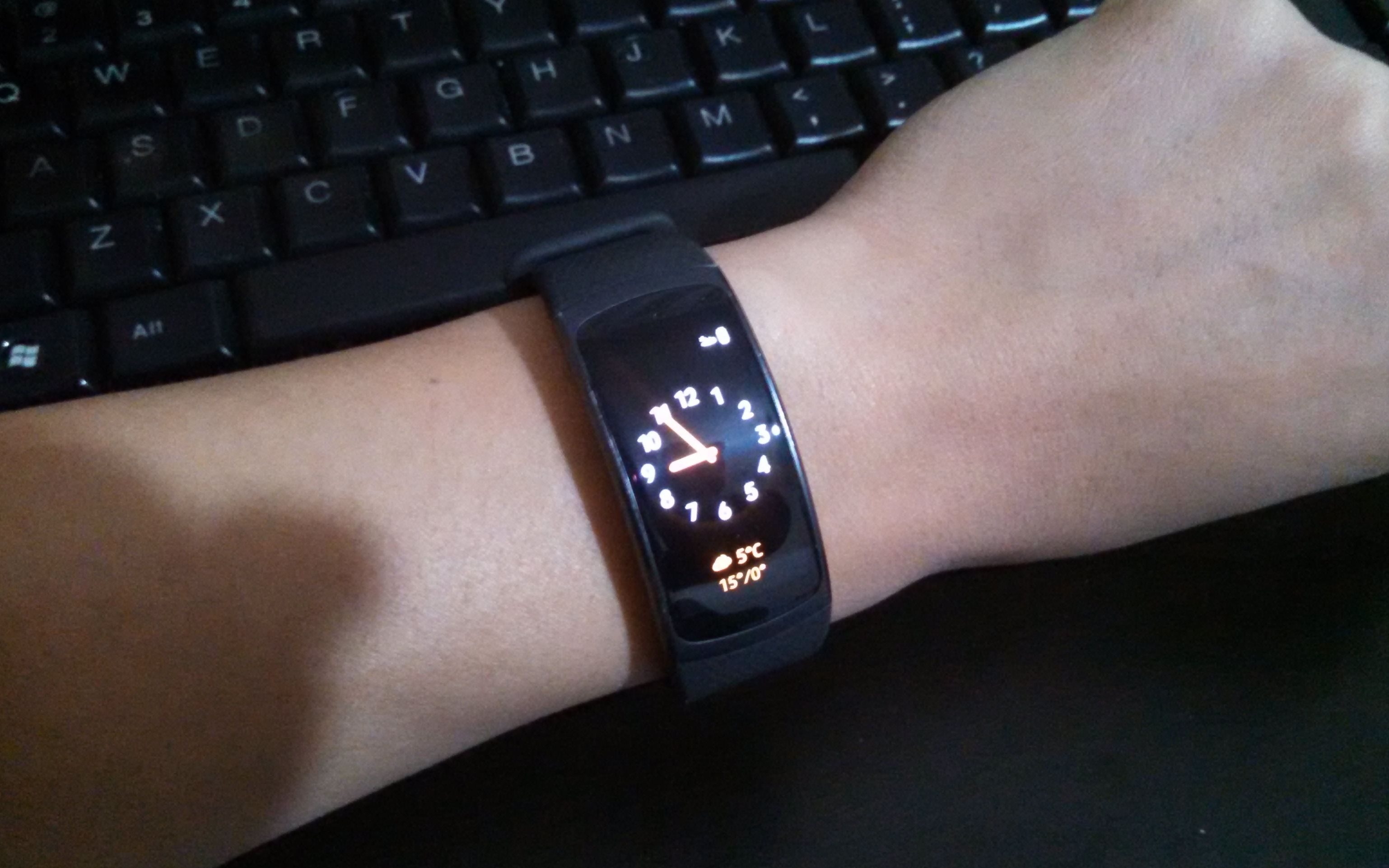 开箱三星Gear Fit 2智能手环
