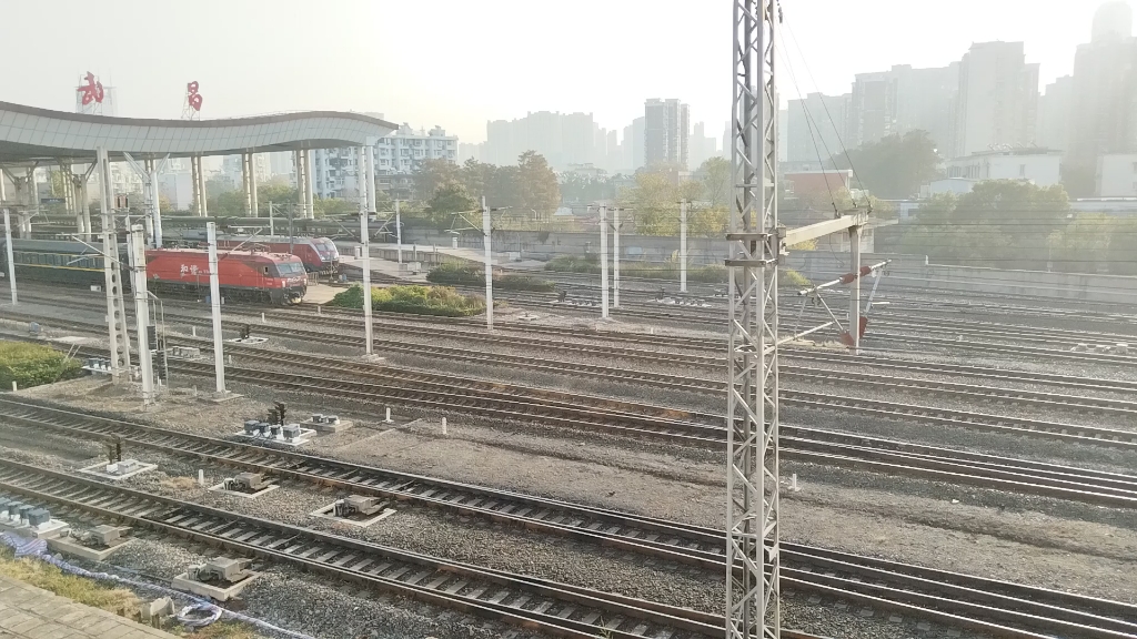 Z285次列车出武昌站