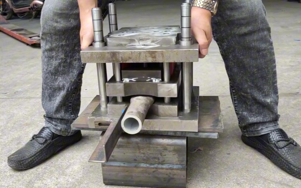 圆管压扁冲孔模具现场演示,原来只要肯出力,材料厚也是可以的呀