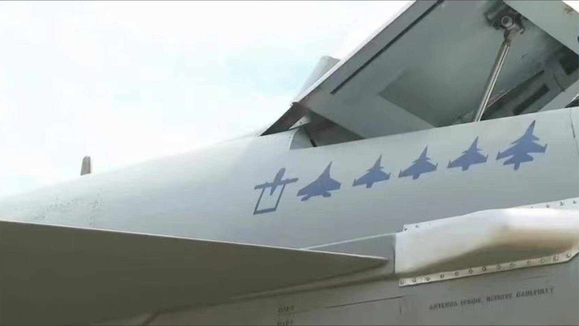 歼10C模型涂战绩标志,6个战果火爆外网,3架阵风非常显眼