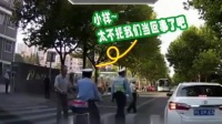 民警就在旁边,前车副驾驶开车门差点撞到电动车,民警上前查看