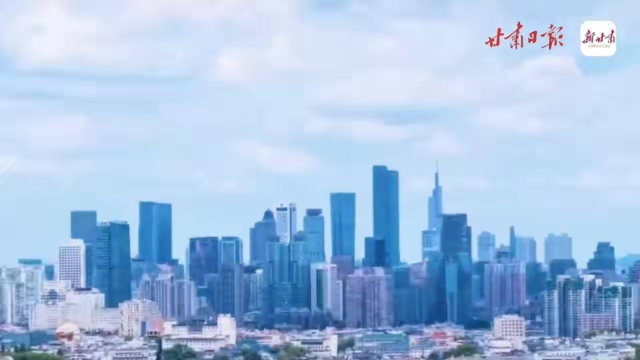 ...那些坚守岗位的身影,把烈日折射成闪亮的勋章。正是这些平凡而坚毅...