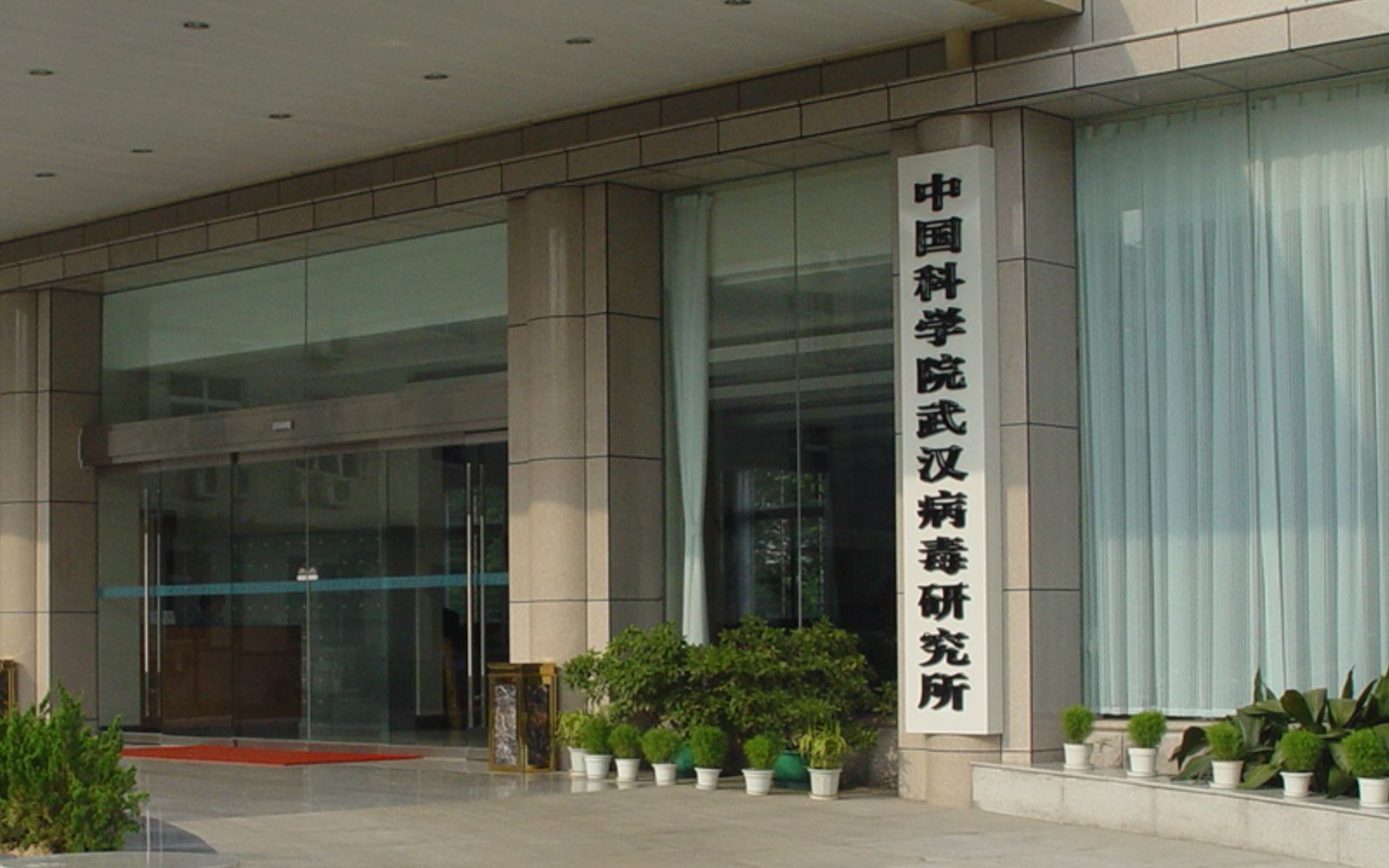 昨天,世卫组织专家组参观了武汉病毒研究所。