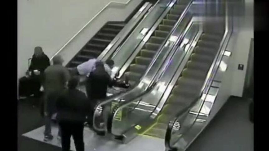 老人错把自动扶梯当成电梯,差点把命丢了,多亏了小哥