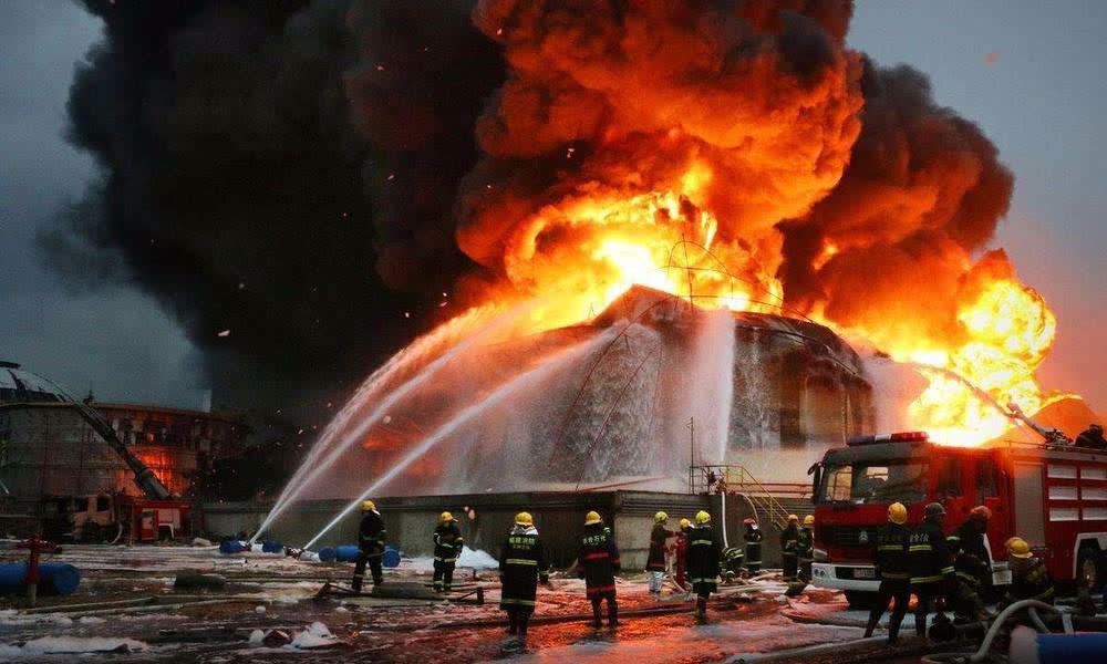 火灾的克星诞生了,壮观的泡沫灭火实验,这种.