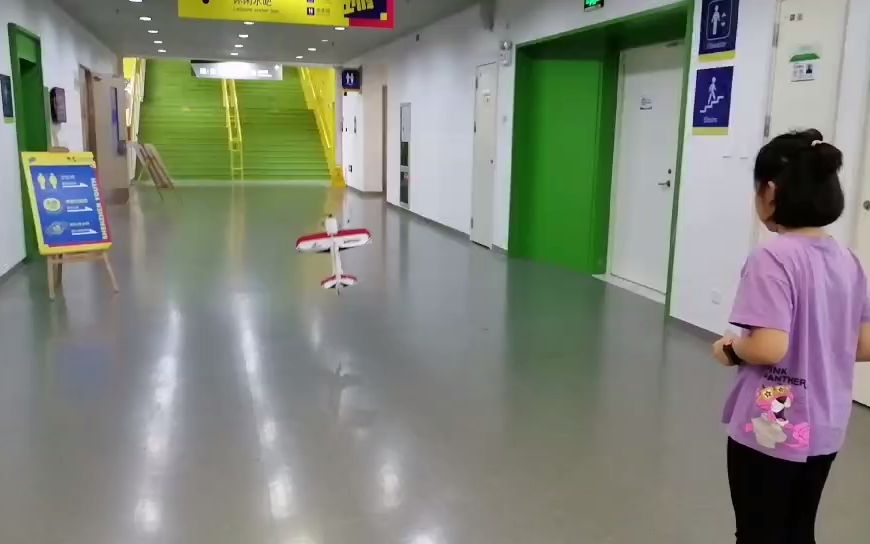 三年级小朋友室内首飞3D特技固定翼A560,吊机模式果然是固定翼入门...