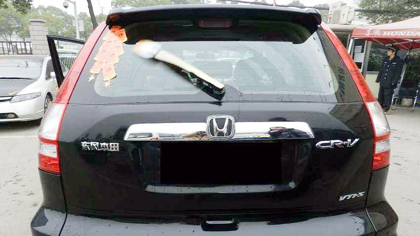 汽车后雨刷到底怎么用?很多车主都搞错了,这样操作才会刮得干净