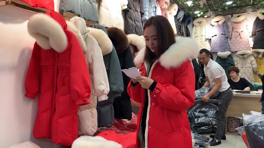 90鸭绒高品质羽绒服,款式时尚剪开给大家看内里仅仅这个价真实惠