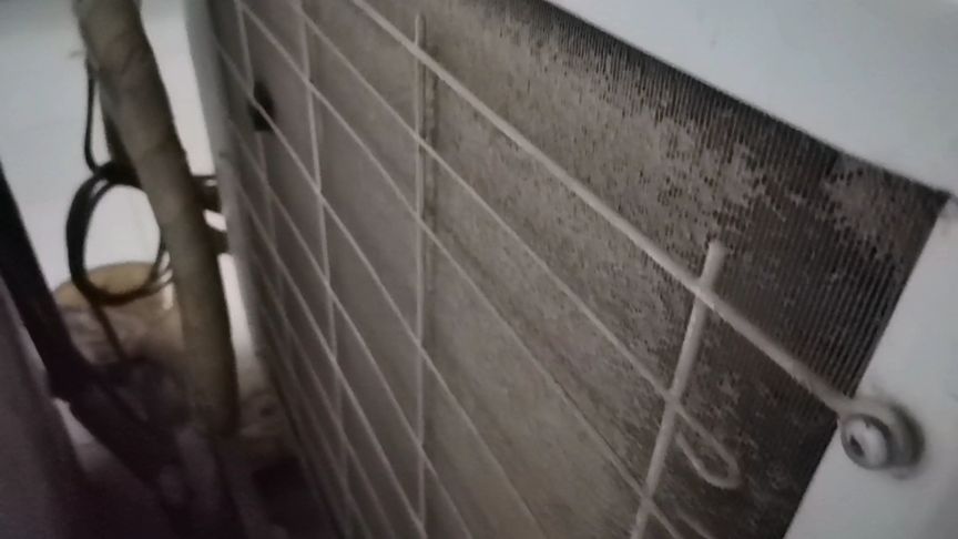 格力空调室外机散热器清理灰尘。