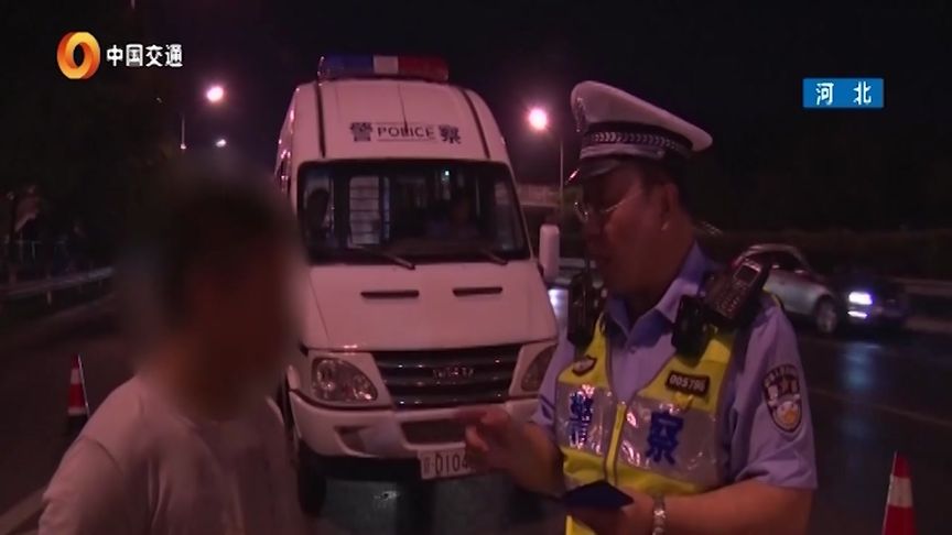 交警依法拦截大货车,违反禁令指示标志,罚款100记3分!