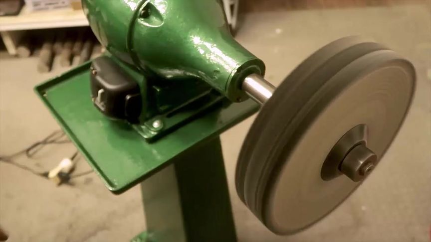 老外捡到一台70年前的砂轮机,一番操作后,成品眼前一亮