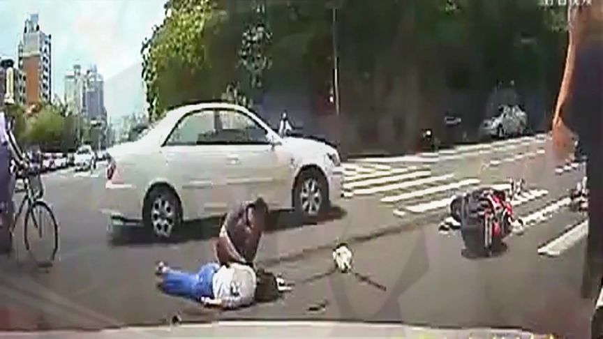 女子骑电动车被撞飞,姿势不雅,这一幕被监控拍下!