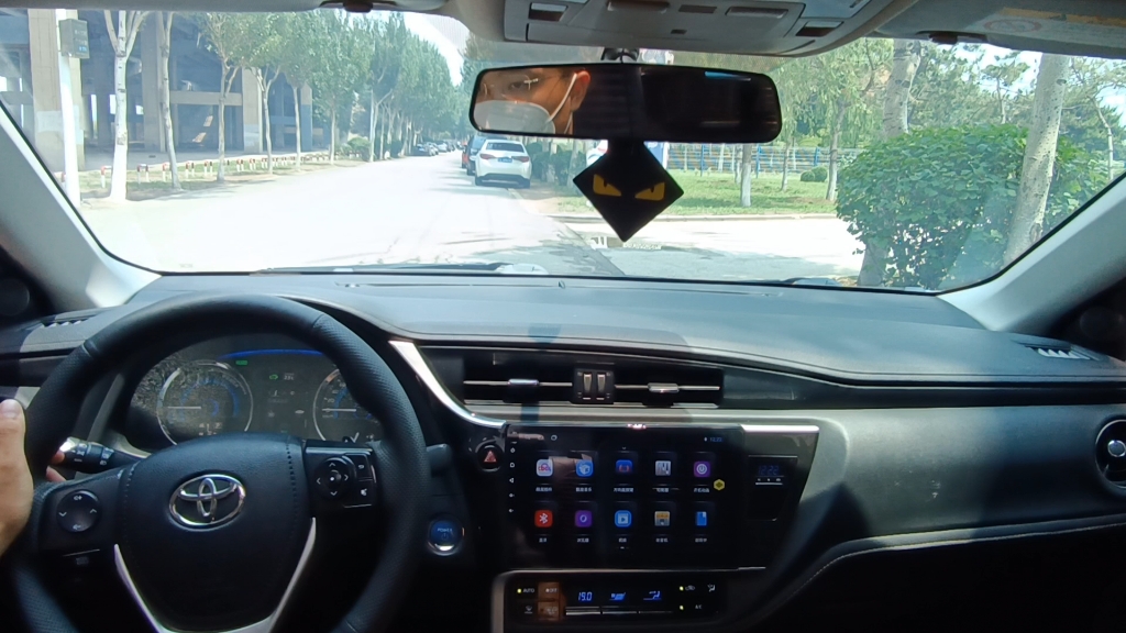 开着丰田卡罗拉双擎行驶在沈阳市丁香湖。车内视角。