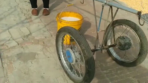 牛人发明:广西小伙改造的小推车,一天推几百桶都不带喘的,这脑洞绝了!