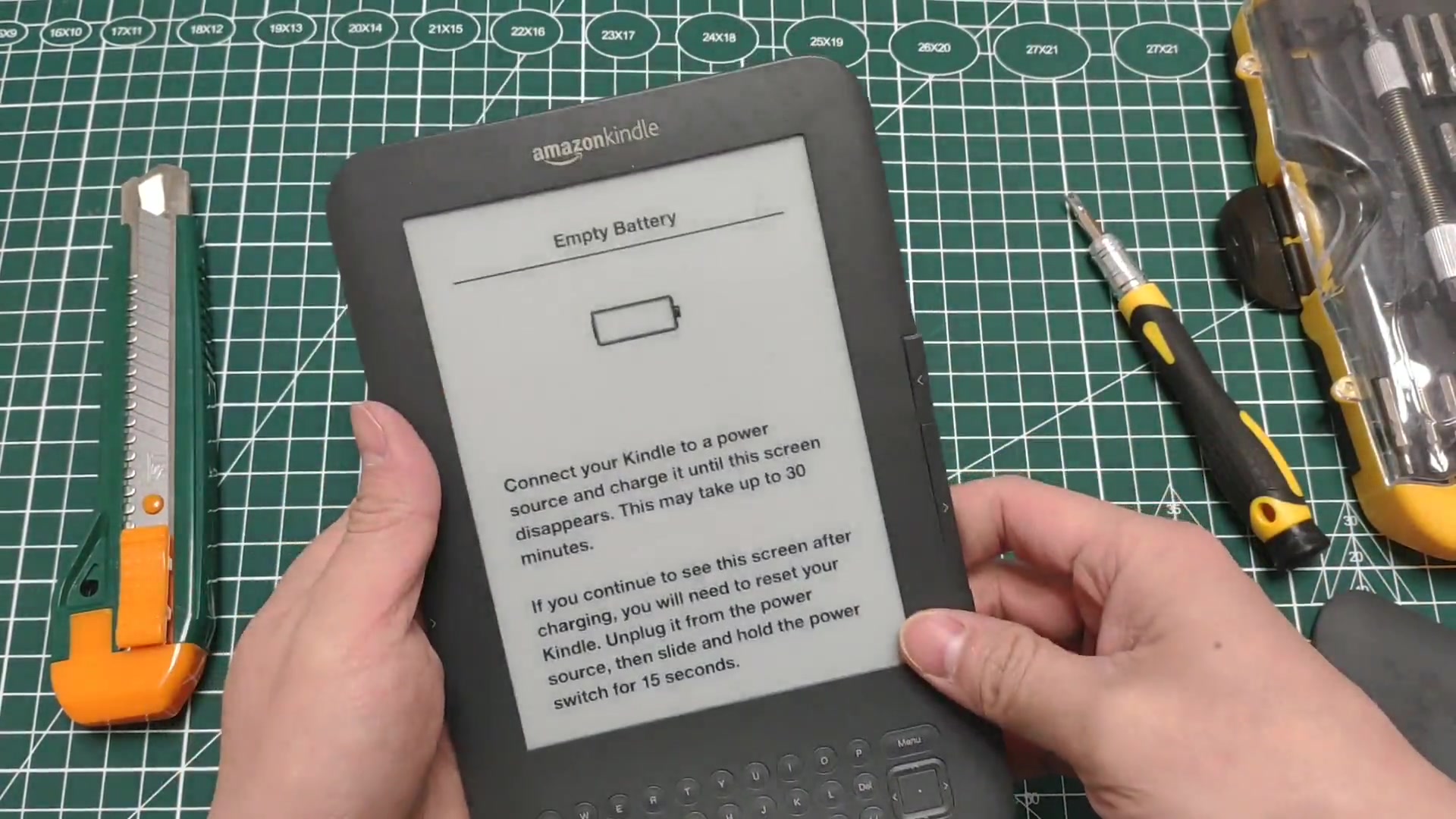 拆了一个亚马逊Kindle电纸书,墨水屏断电了还能显示内容