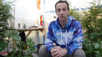 老外做一个实验,在密封空间里放了200棵植物,测试植物制造氧气