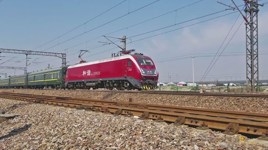 HXD1D牵引贴了景阳春文字广告的K171次列车(日照至上海)经过