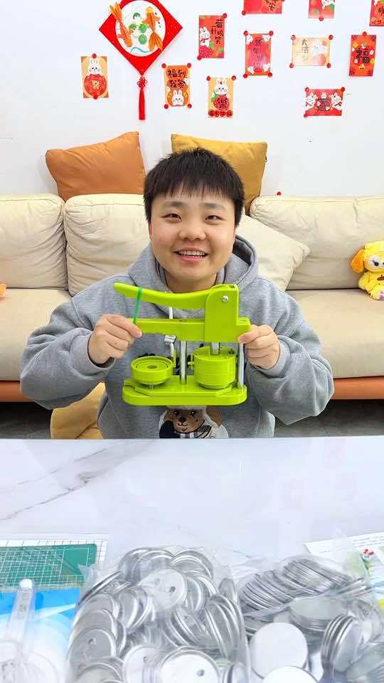 将包装袋、明信片制作出好看的徽章、小镜子、冰箱贴,在家实现徽章...