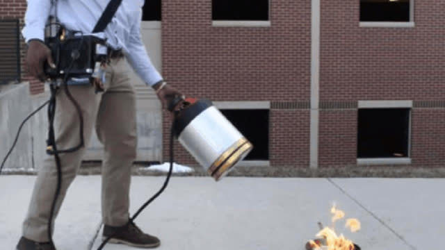 美国两个大学生,发明声波灭火器!测试效果众人看呆