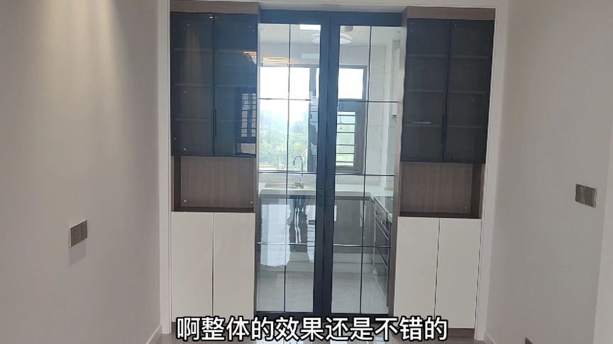 厨房推拉门两侧酒柜装好了,效果不错,有个缺点接受不了不建议做