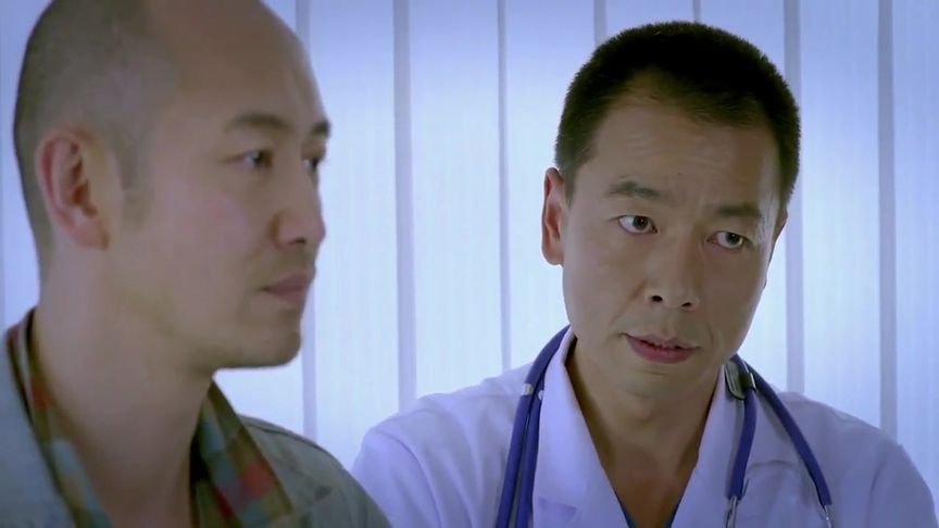 主任要新来的男医生一起手术,主治医生不乐意,当场摘下手套走人