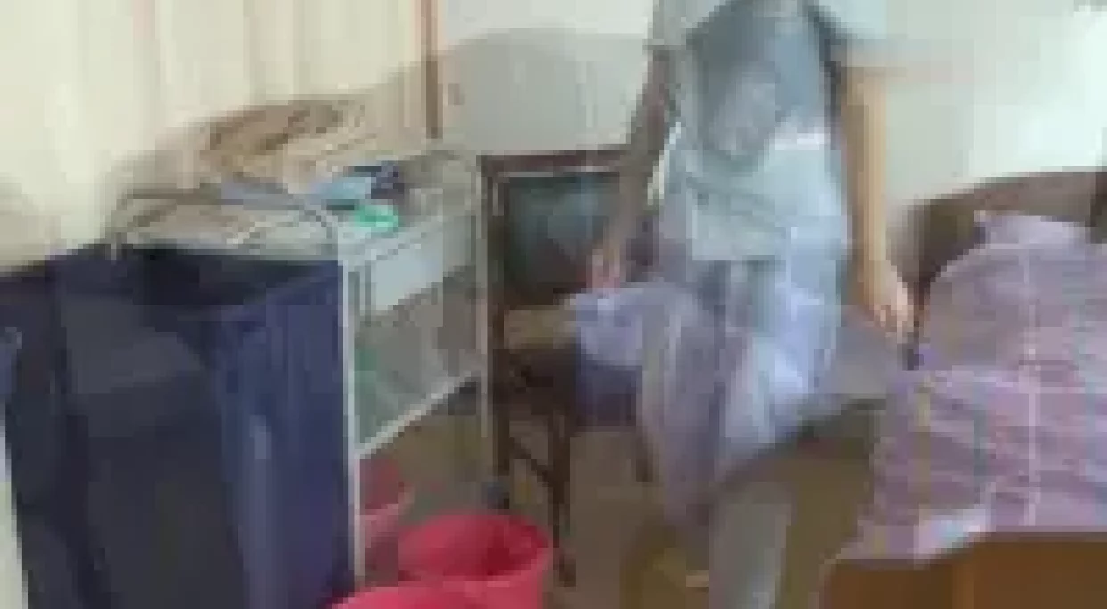 帮助卧床老人床上擦浴