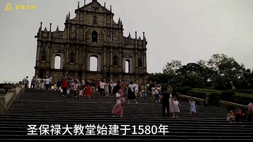 澳门回归20年繁荣稳定,发展强劲。港珠澳大桥开通,依托祖国。