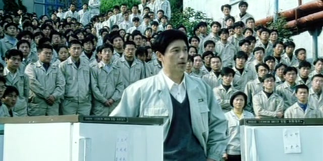 ...执行官》(2002)片段——凌敏(原型:张瑞敏)当众怒砸76台不合格冰箱