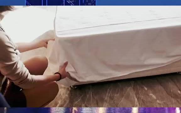 酒店人 老师在给我们培训床单包角,讲解的非常仔细