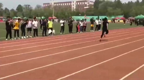 难怪一直追不上她,学校开运动会我才发现原因,网友:是你太天真了