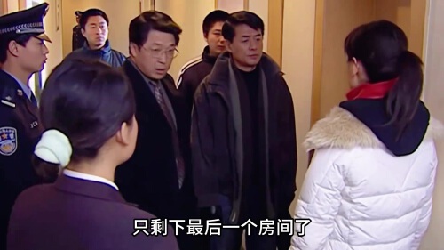 酒店有房却不让住,房卡也被经理单独保管,警察开门后直接傻眼!