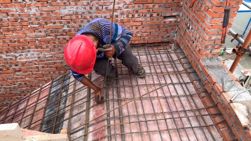 3个木工师傅做楼梯模板,半天时间搞定,手脚麻利