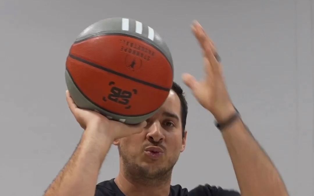 投篮时松开护球手的时机