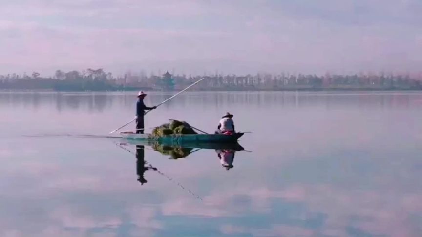 心静,世界安宁!心净,万物澄明!湖水潺潺,轻舟悠悠,波澜不惊