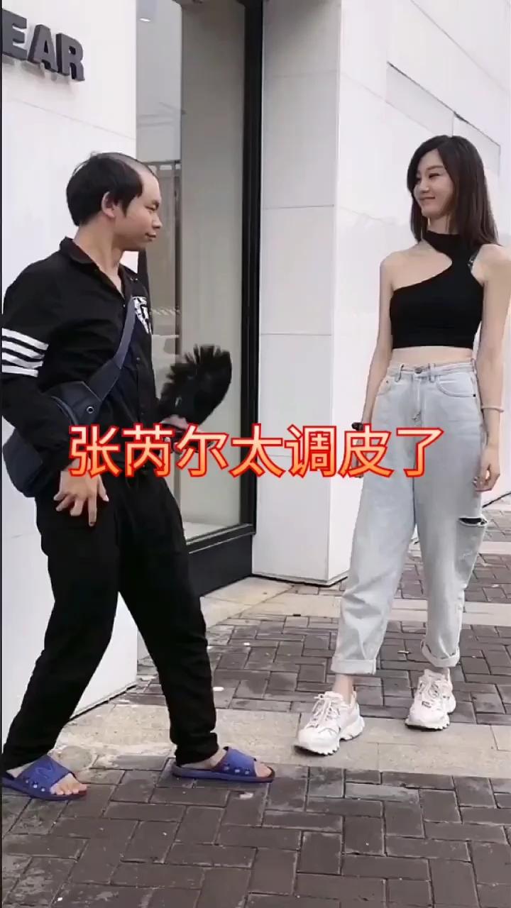 张芮尔太调皮了@中国美女车模