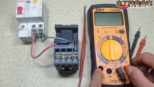 万用表查断线,是个电工都会,电线带电时怎么查?老电工教你一招
